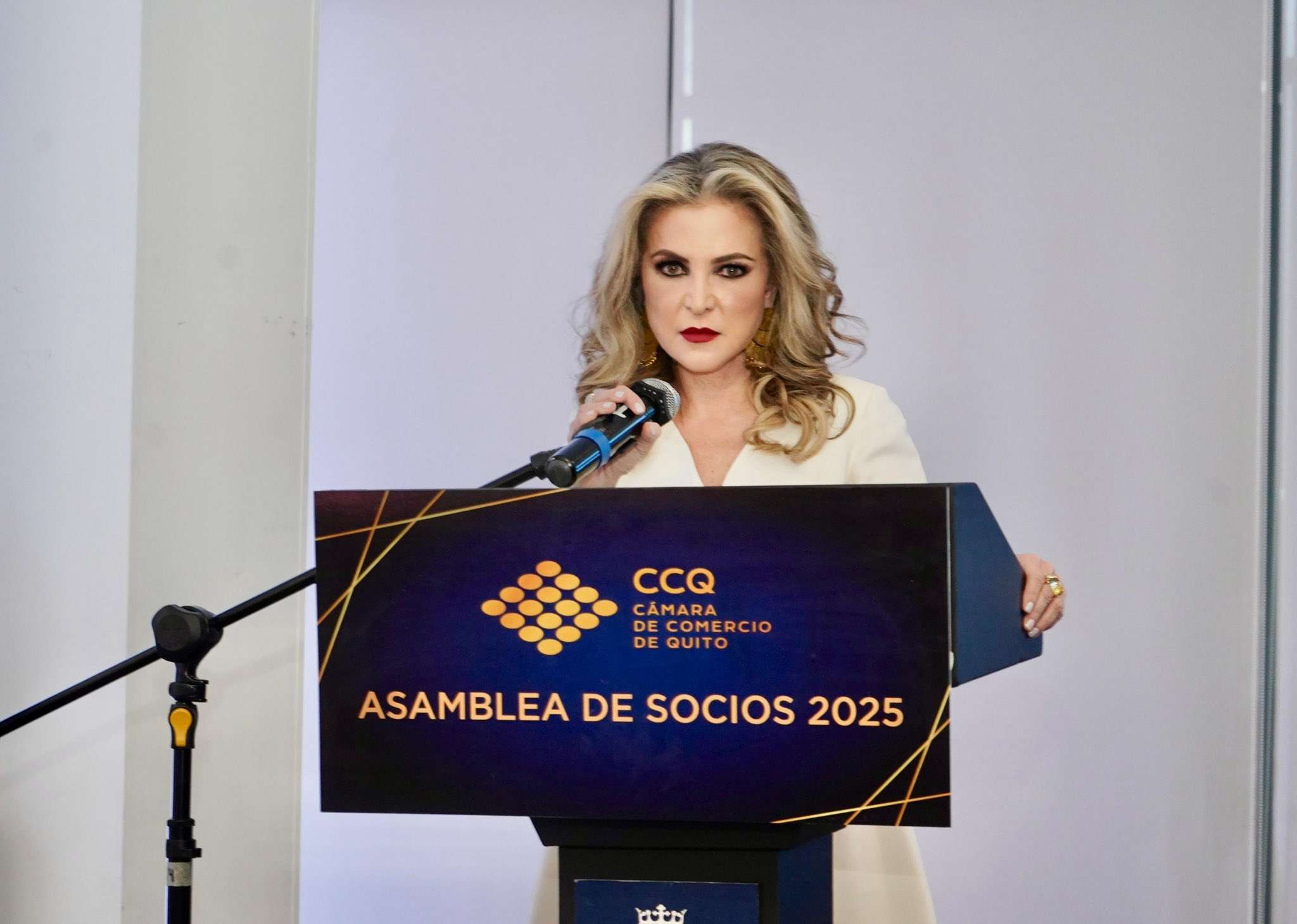 Empresarios plantean alza salarial de entre 8 y 10 dólares.