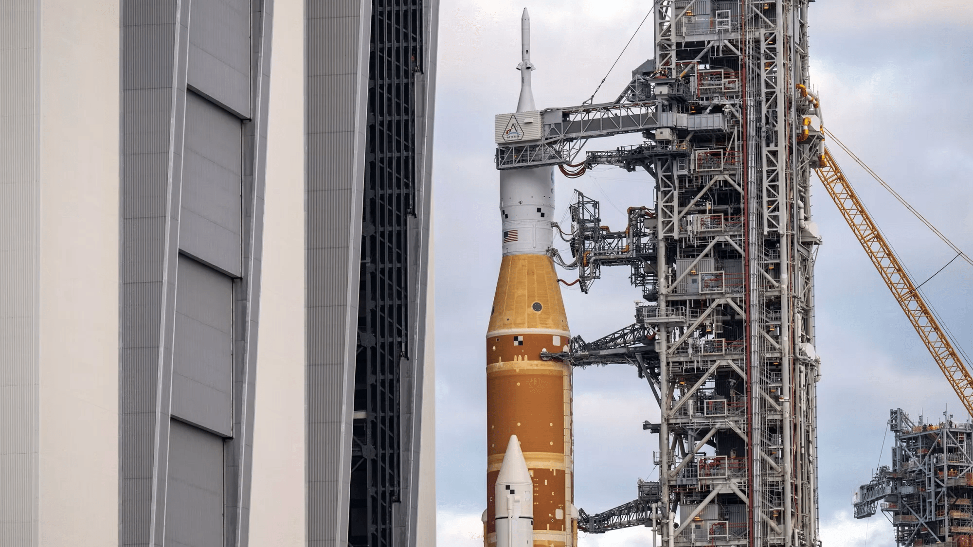 La NASA avanza haca Luna pese a dudas por el escudo térmico de Orión